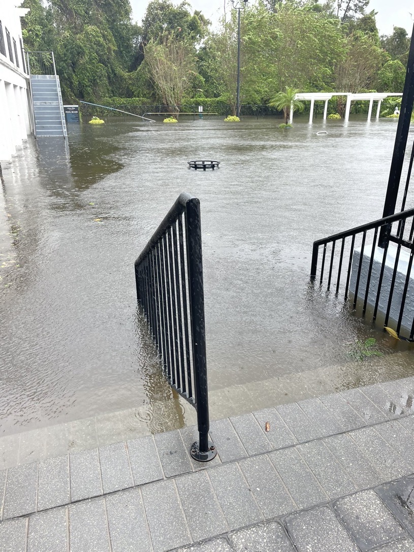 Hurricane Ian leaves apartment complex without power, flooded around ...